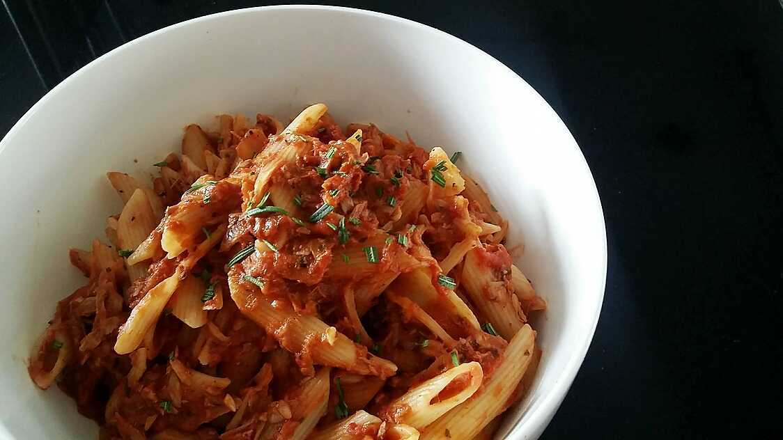 Recipe of Penne pasta with tuna in tomato sauce